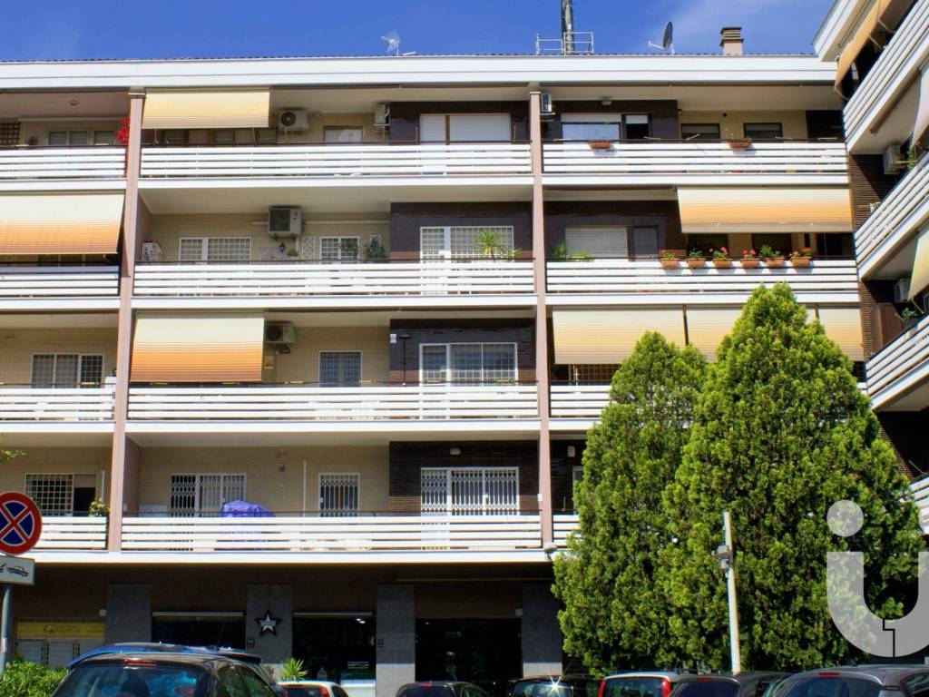 Vendita Appartamento Roma. Trilocale in via Alberto Litta Modignani ...
