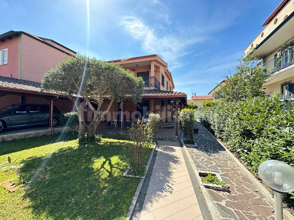 Vendita Villa bifamiliare in via Ripuaria Giugliano in Campania. Buono ...
