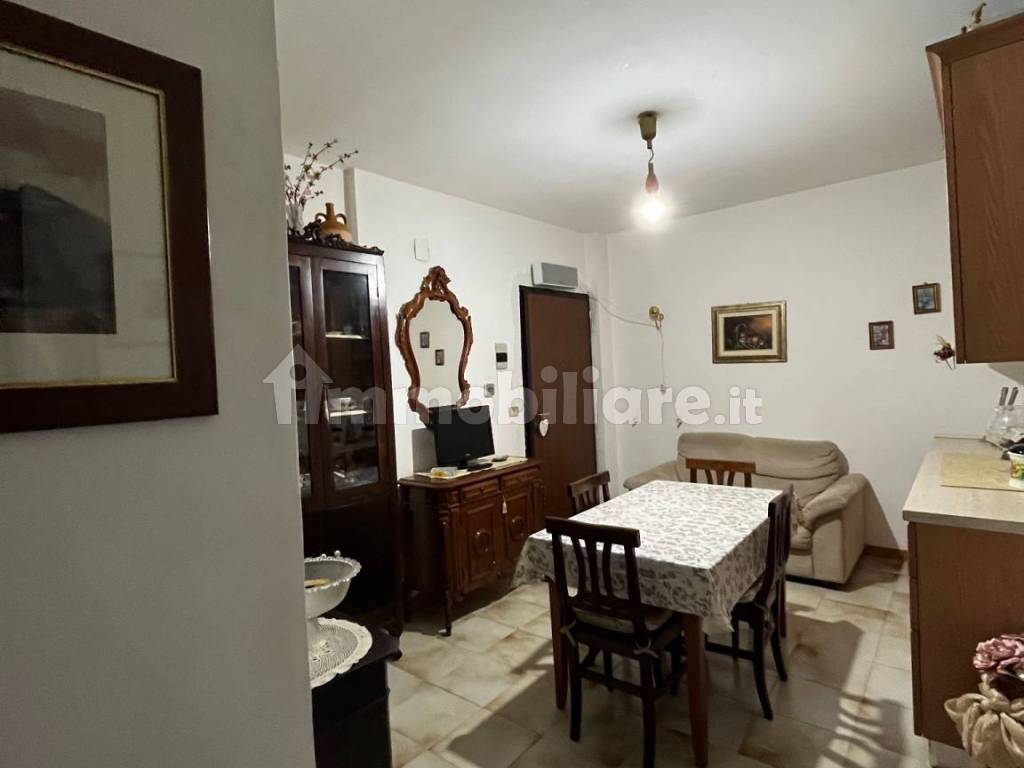 Vendita Appartamento Capurso. Trilocale in via Pietro Nenni 25. Buono ...