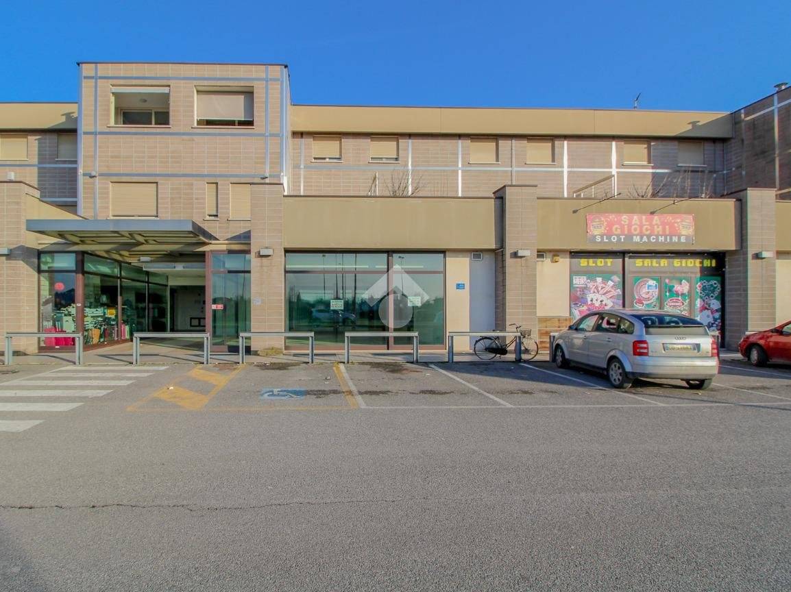 Locale commerciale in Vendita