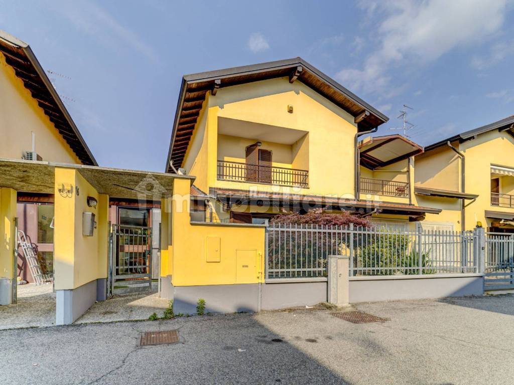 Vendita Villa a schiera in via Giuseppe Ungaretti 16 Cameri. Buono ...
