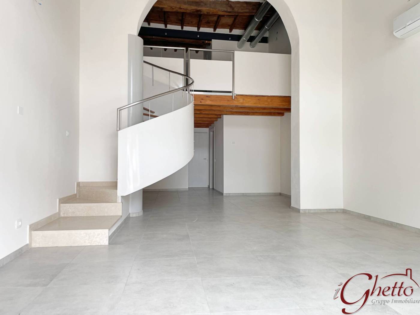 Locale commerciale in Vendita