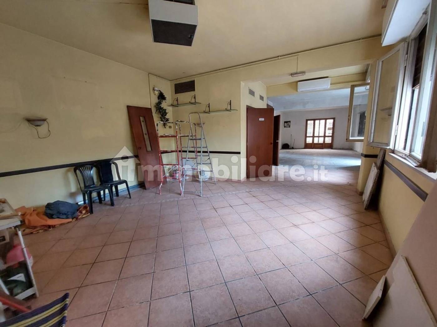 Locale commerciale in Vendita