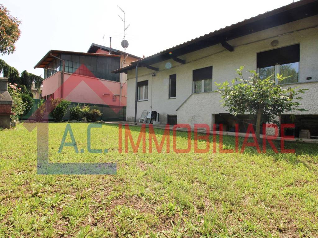 Vendita Villa bifamiliare in via Felice Cavallotti 6 Vergiate. Buono ...