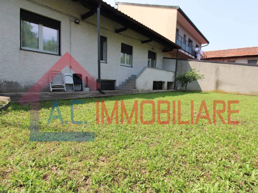 Vendita Villa bifamiliare in via Felice Cavallotti 6 Vergiate. Buono ...