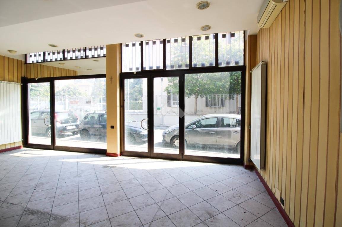 Locale commerciale in Vendita