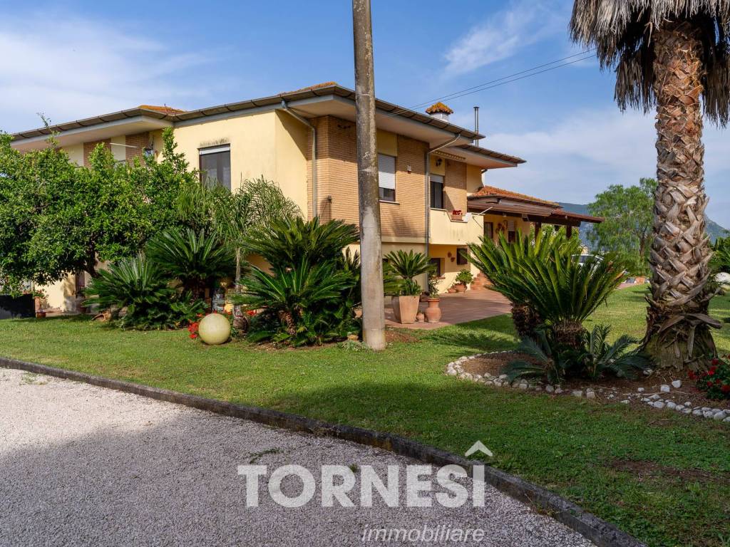 Vendita Villa unifamiliare in via Appia Terracina. Buono stato, posto ...