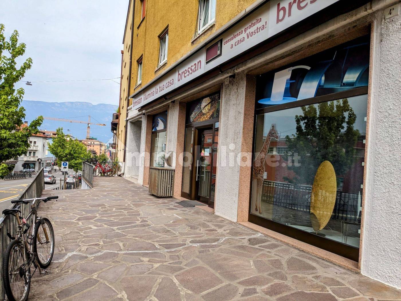 Locale commerciale in Vendita