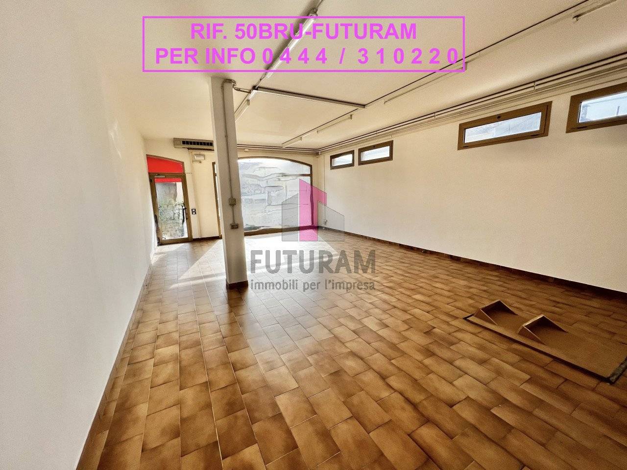 Locale commerciale in Vendita