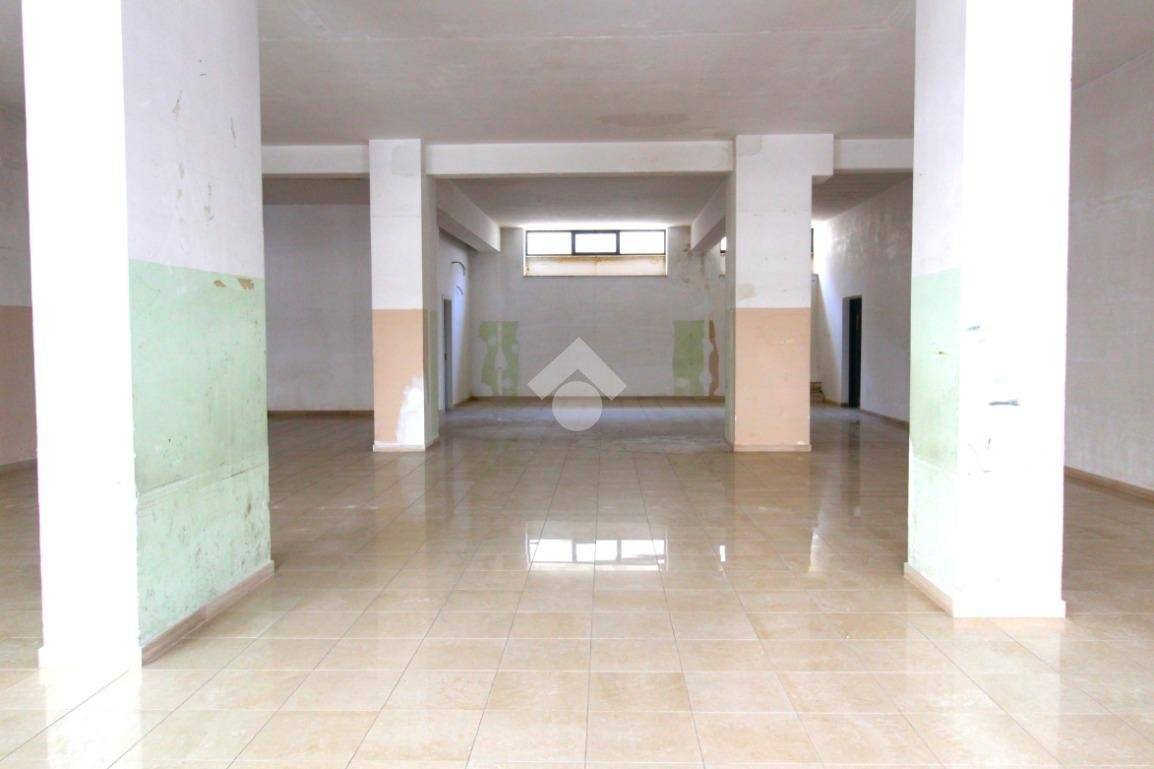 Locale commerciale in Vendita