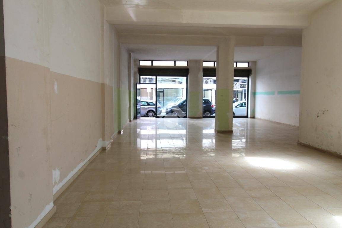 Locale commerciale in Vendita