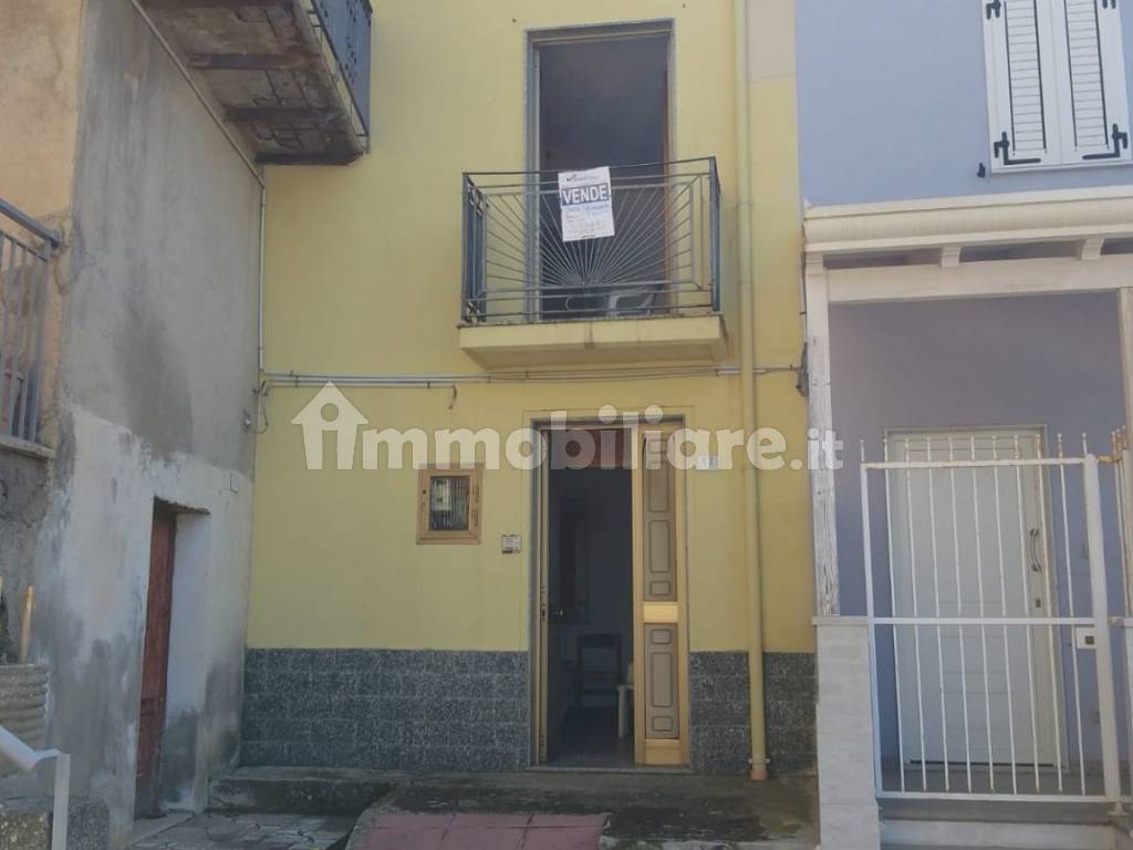 Vendita Appartamento San Salvatore di Fitalia. Trilocale in piazza ...