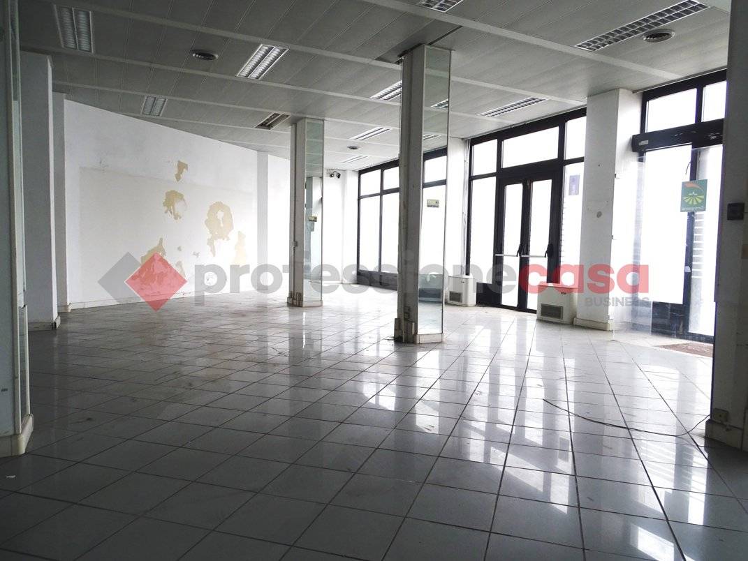 Locale commerciale in Vendita