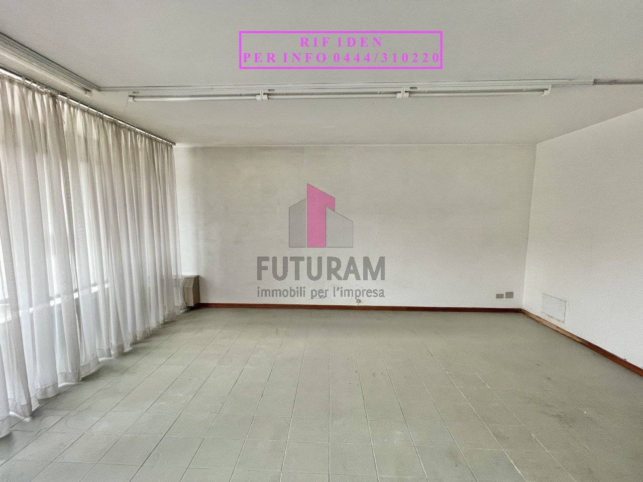 Locale commerciale in Vendita