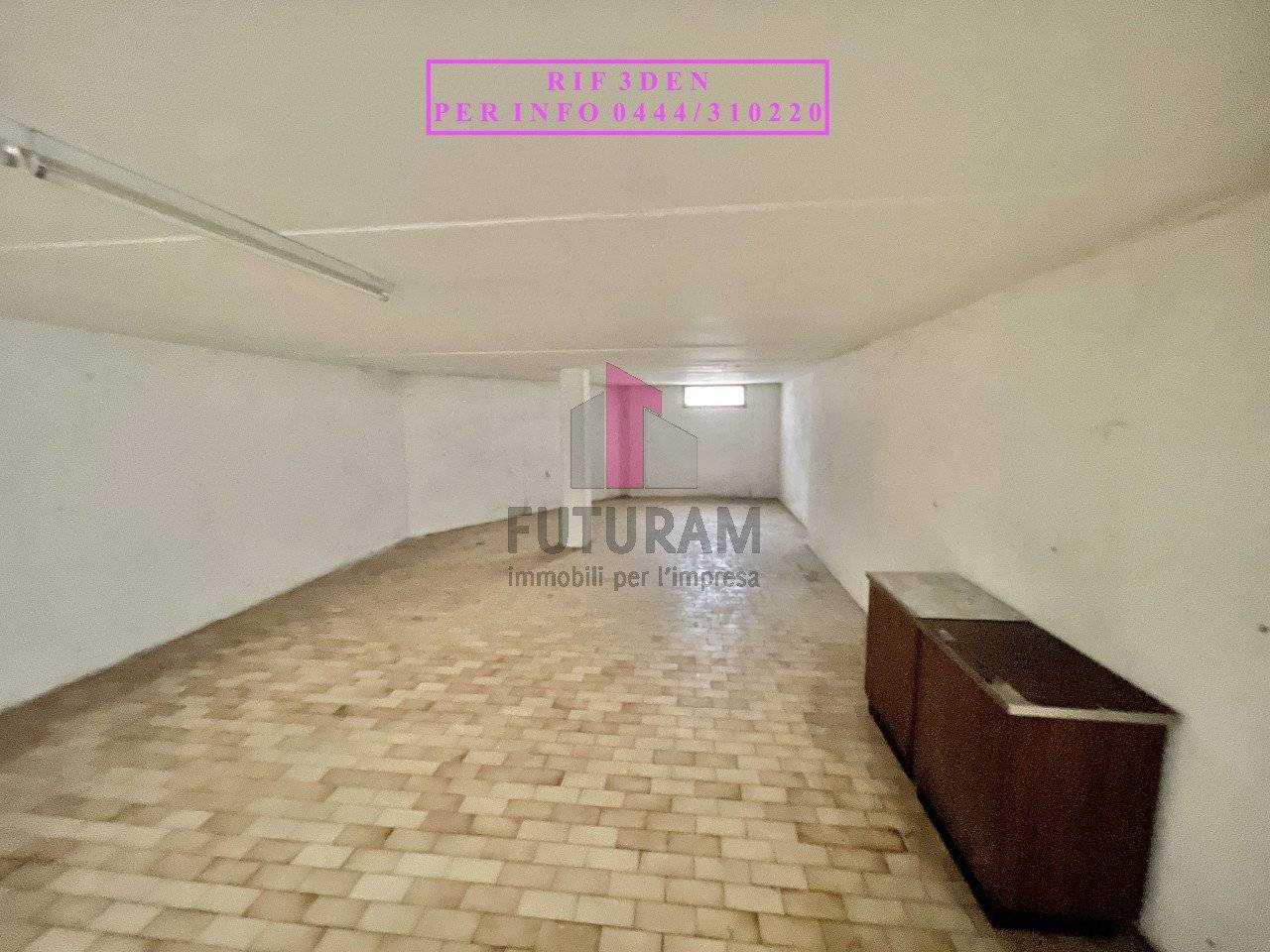 Locale commerciale in Vendita