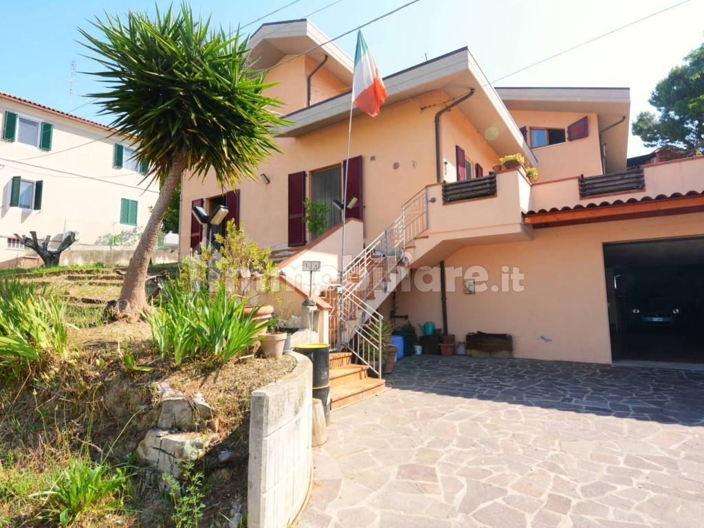 Vendita Villa unifamiliare in via Mario Brandoni 1 Castelfidardo. Buono ...