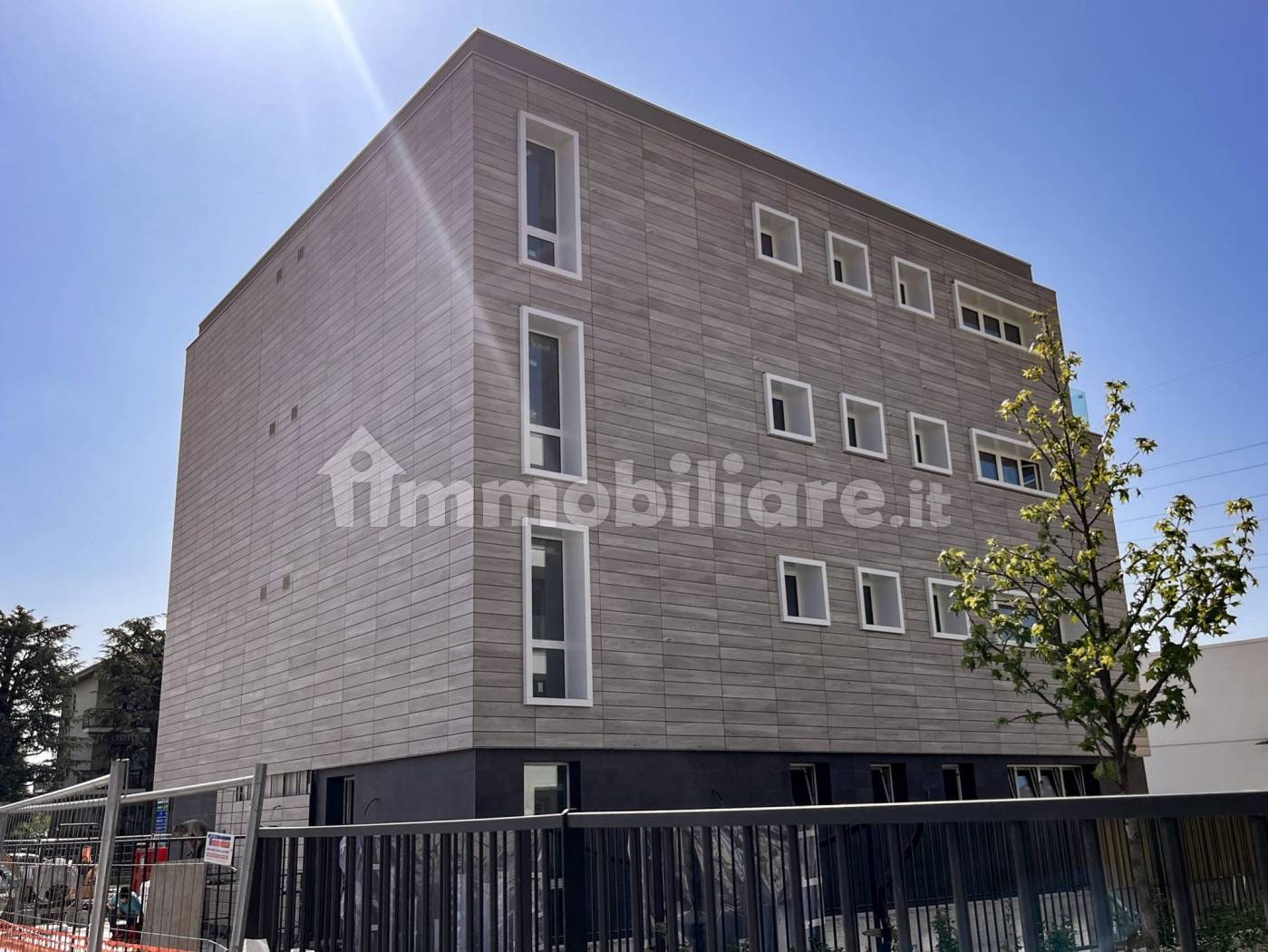 Locale commerciale con laboratorio in Vendita