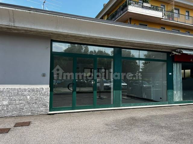Locale commerciale in Vendita
