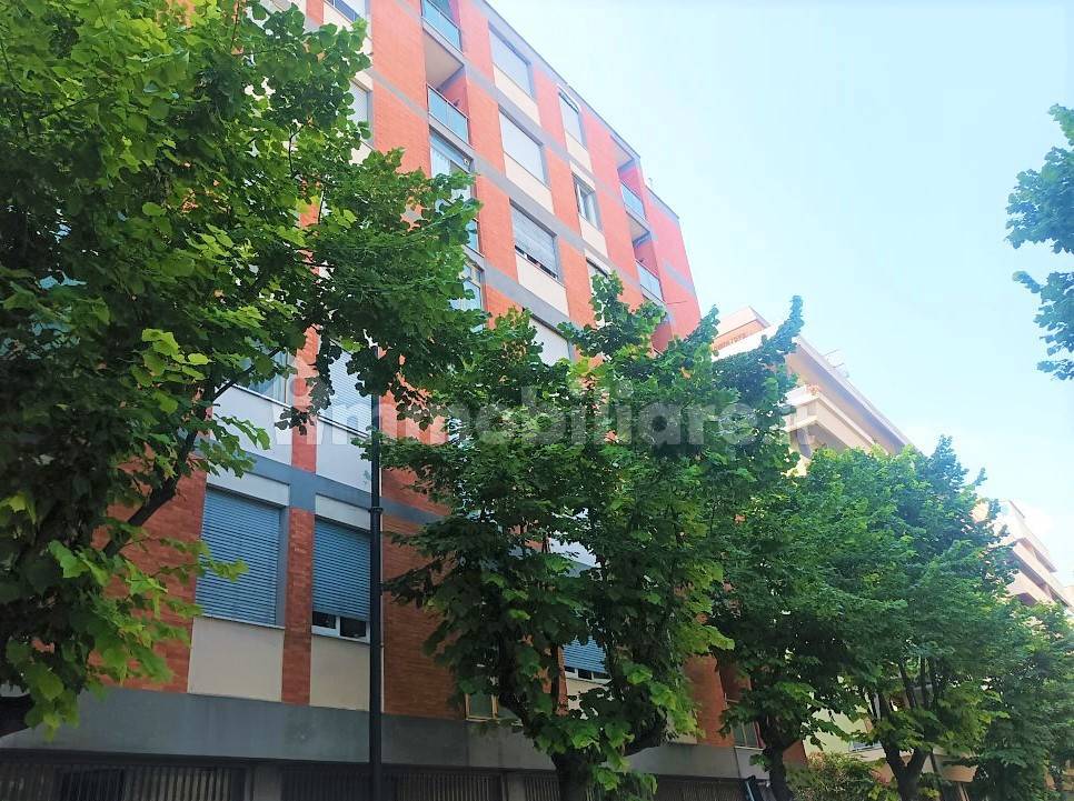 Quadrilocale via Lazio 40, Via Venezia - Lungofiume Paolucci, Pescara