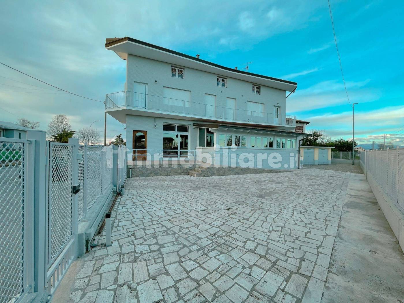 Locale commerciale in Vendita