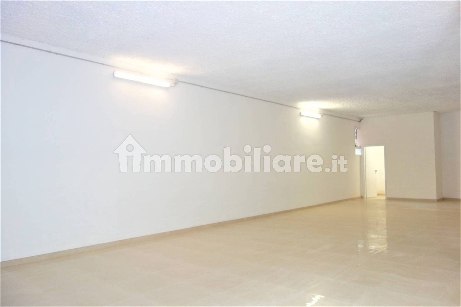 Locale commerciale in Vendita