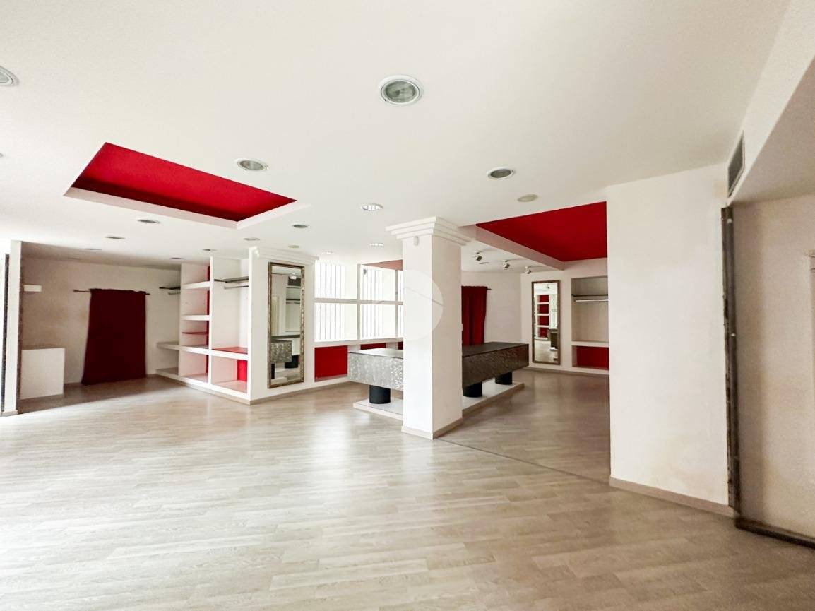 Locale commerciale in Vendita