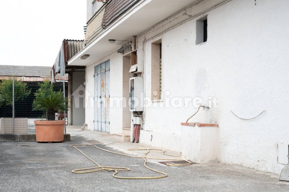 Locale commerciale in Vendita