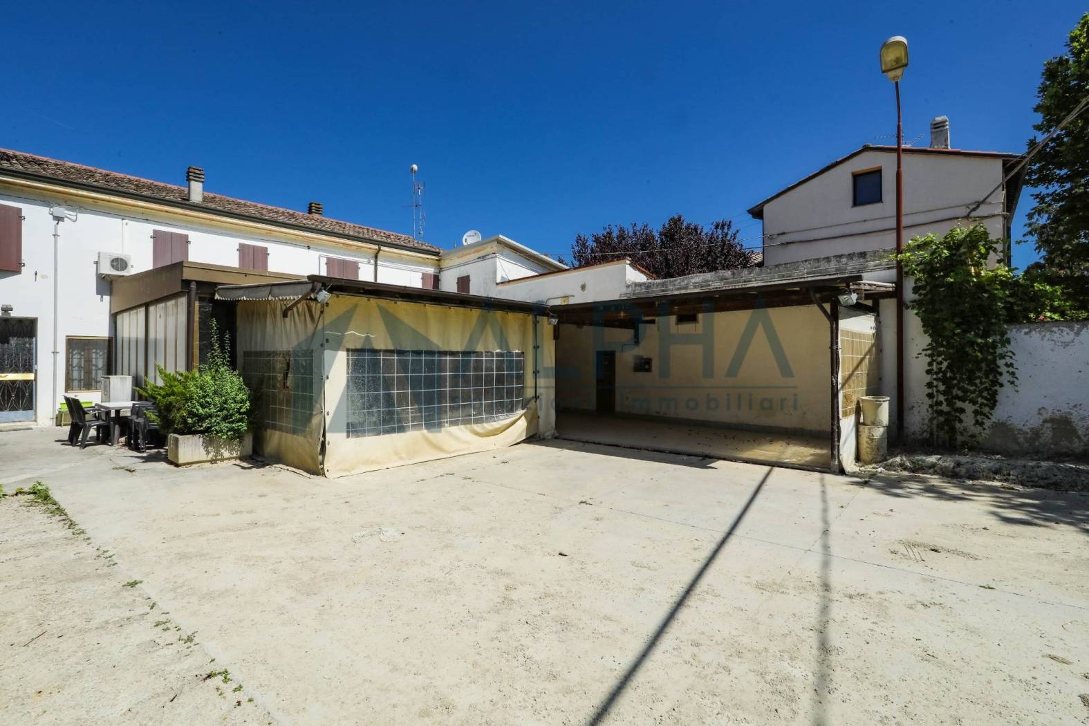 Locale commerciale in Vendita