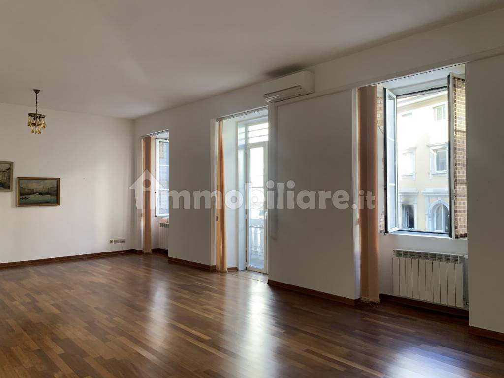 Rent Apartment Trieste. 3-room flat in corso Italia 37. Good condition ...