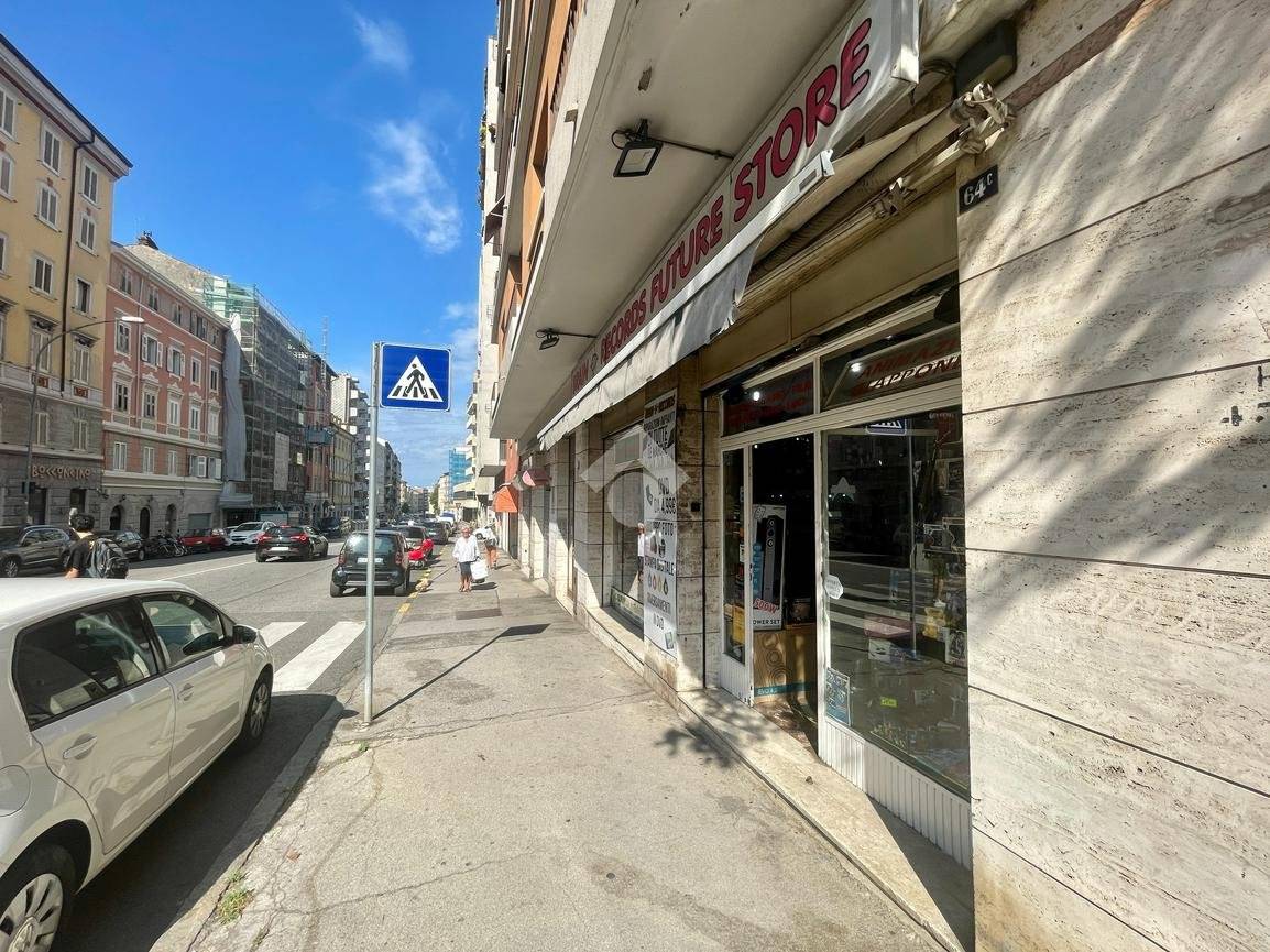 Locale commerciale in Vendita