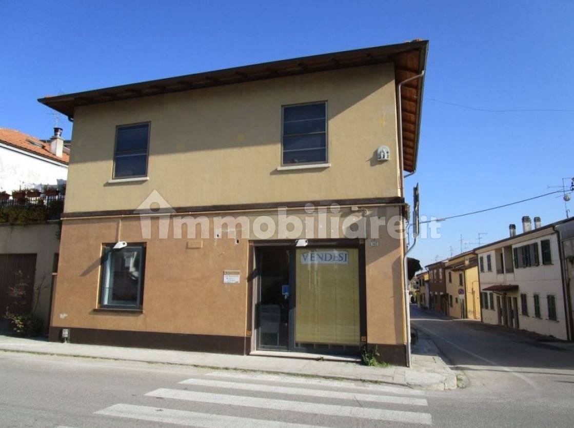 Locale commerciale in Vendita