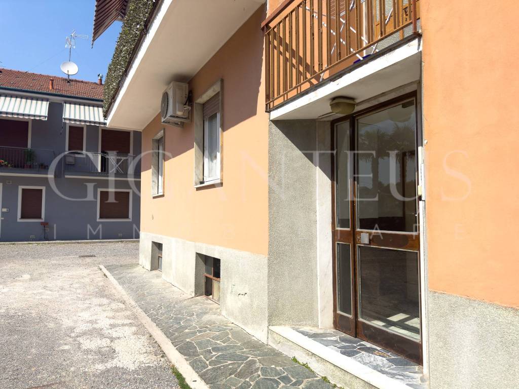 Vendita Appartamento Lonate Ceppino. Bilocale in via Angelo Molteni 3 ...