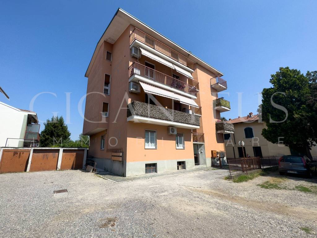 Vendita Appartamento Lonate Ceppino. Bilocale in via Angelo Molteni 3 ...