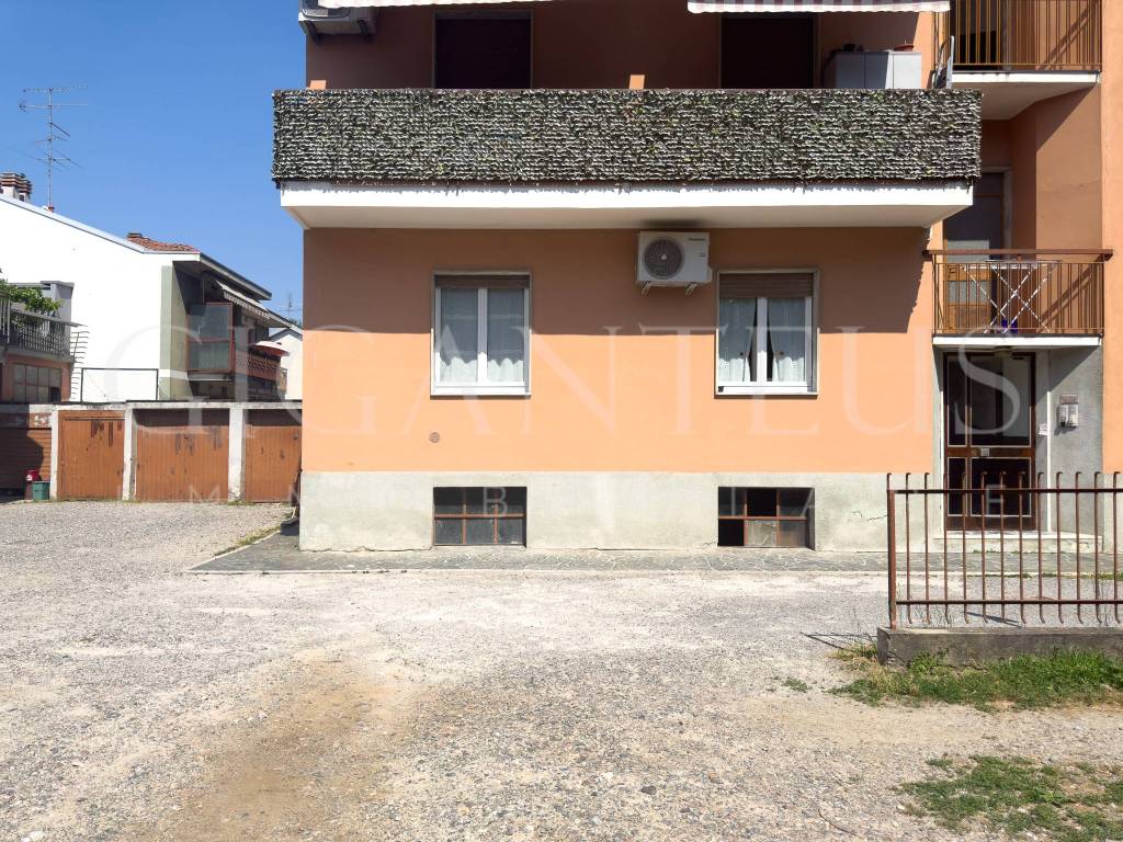 Vendita Appartamento Lonate Ceppino. Bilocale in via Angelo Molteni 3 ...