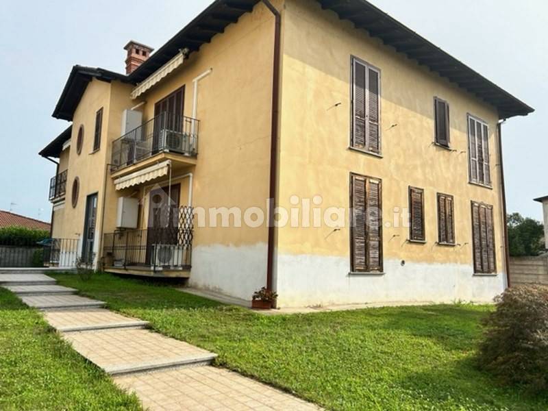 Trilocale via Vignate 85/7, Centro, Gambolò