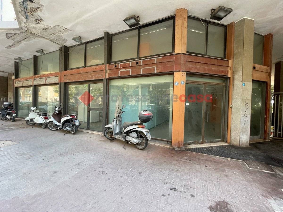 Locale commerciale con laboratorio in Vendita