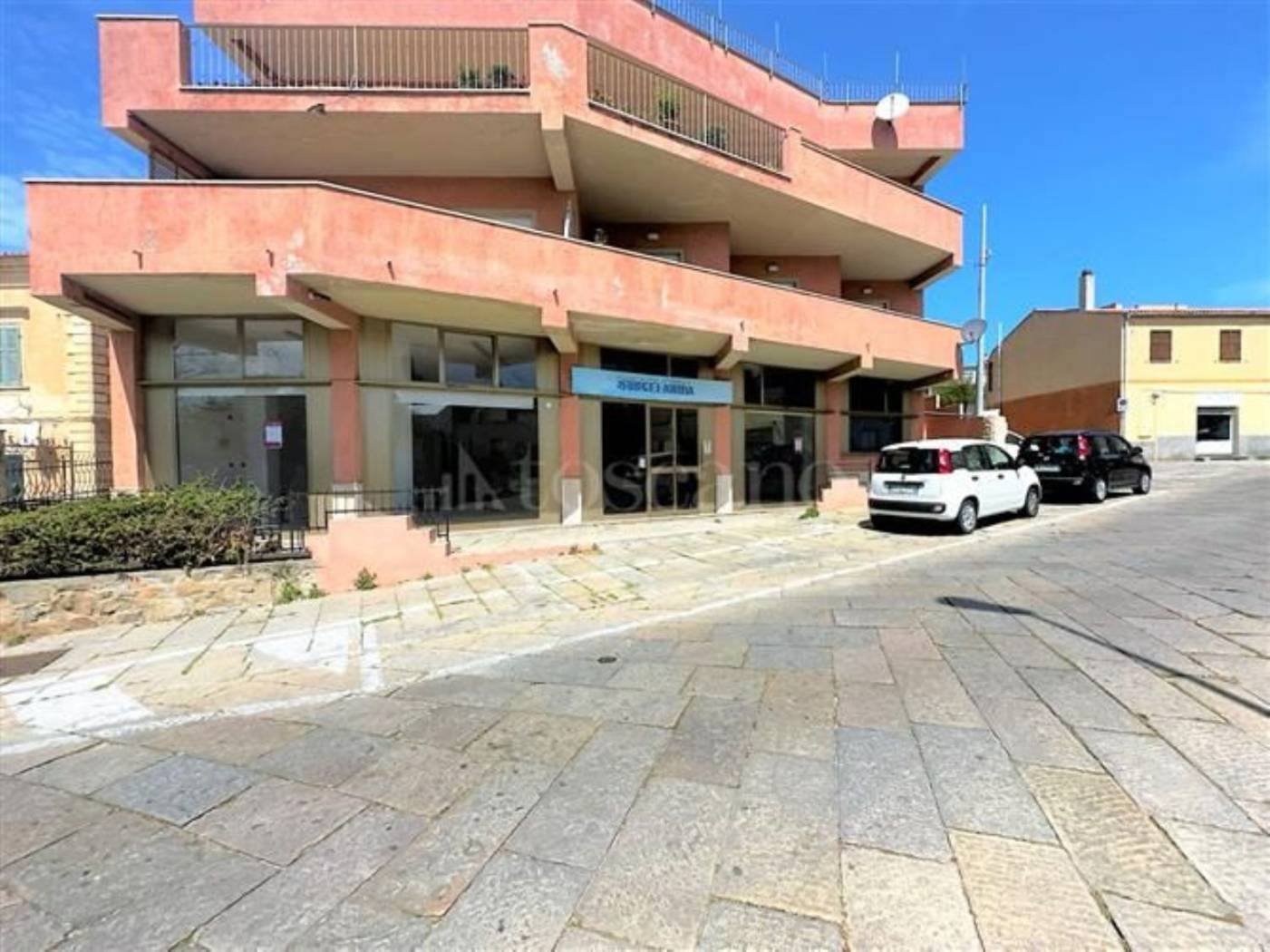 Locale commerciale in Vendita