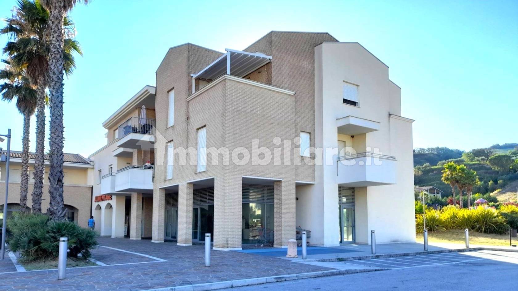 Locale commerciale in Vendita