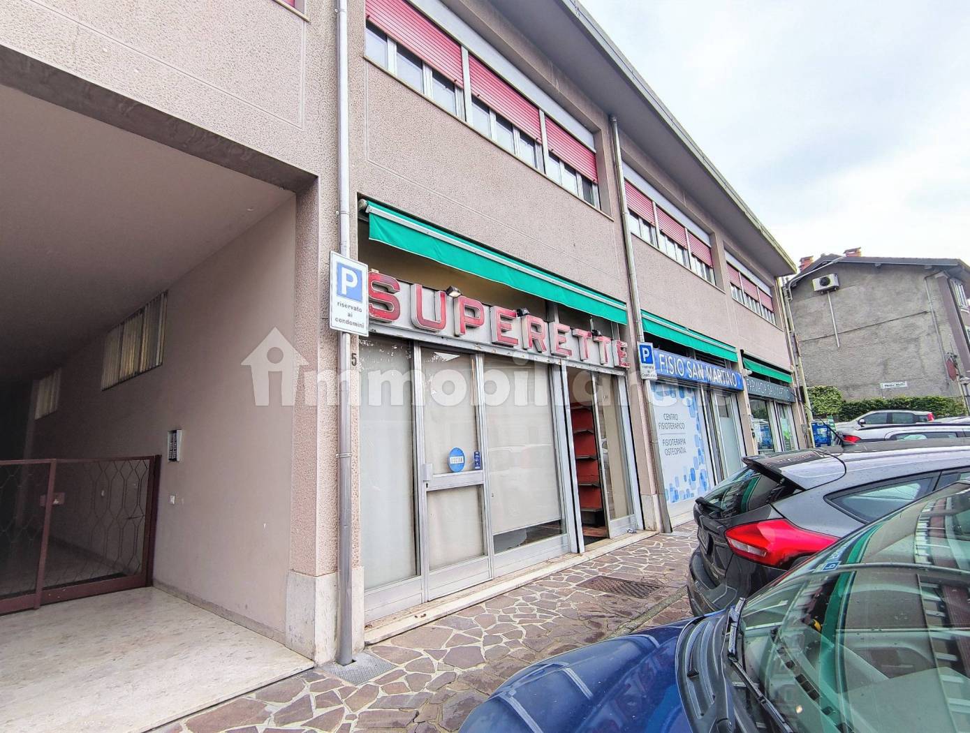 Locale commerciale in Vendita