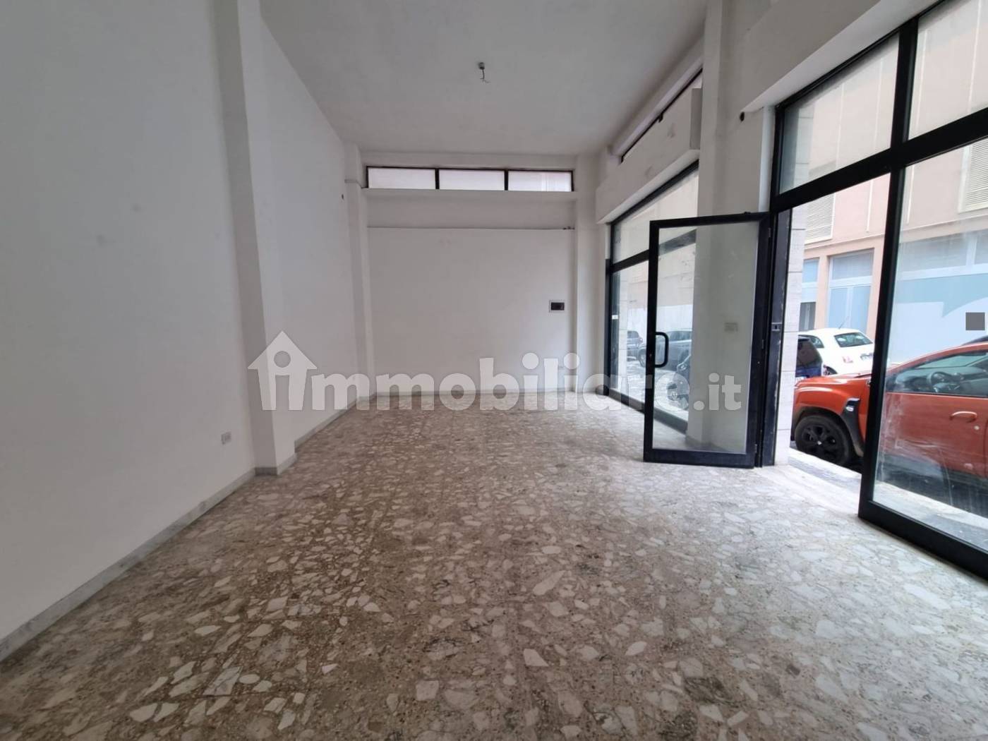 Locale commerciale in Vendita