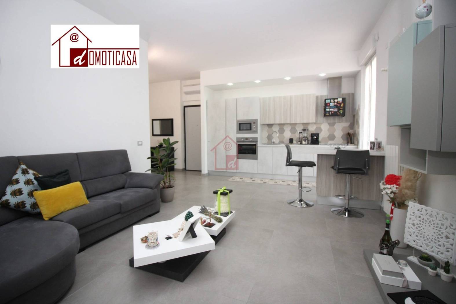 Trilocale via Confienza 45, Semicentro, Vercelli