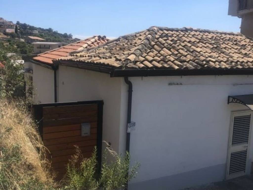 Affitto Terratetto unifamiliare in via Cartisano 4 Reggio Calabria. Buono stato, con terrazza ...