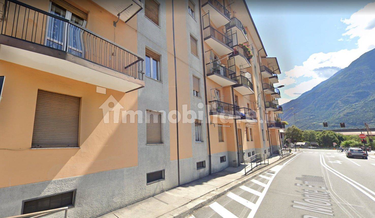 Trilocale via Monte Emilius 37, Centro, Aosta