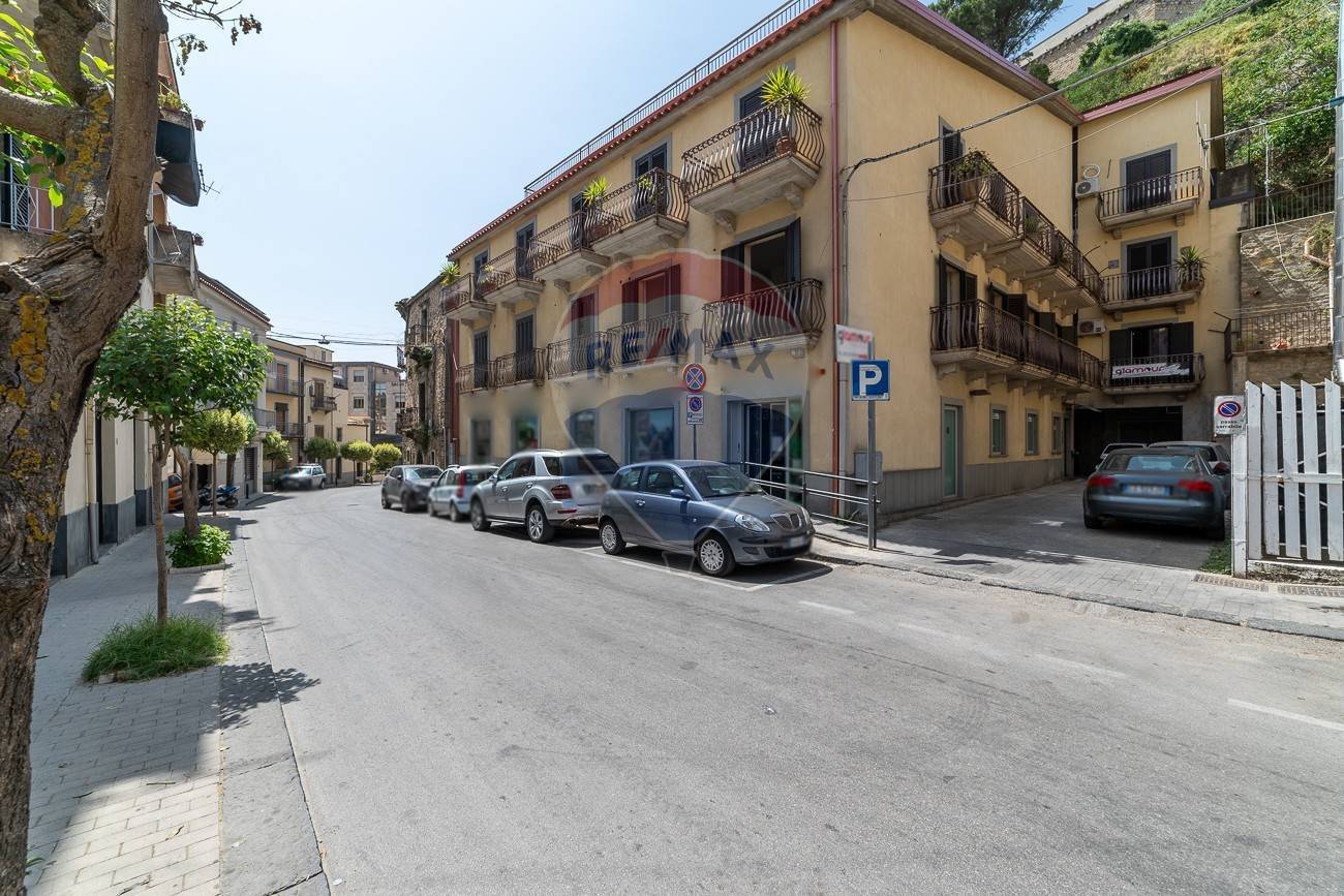 Locale commerciale in Vendita