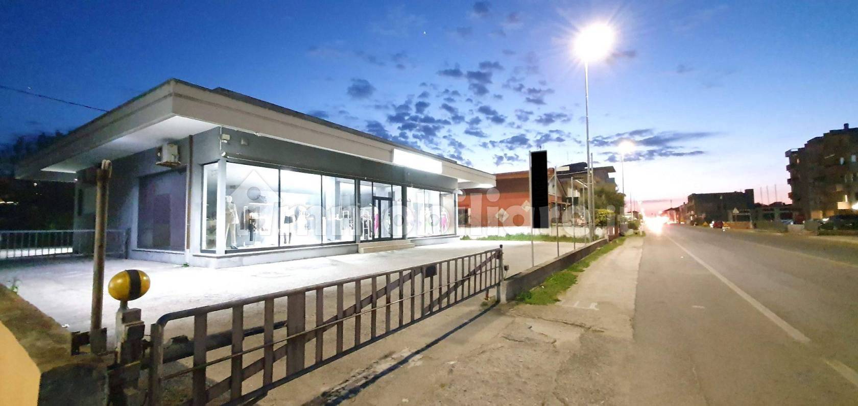 Locale commerciale in Vendita