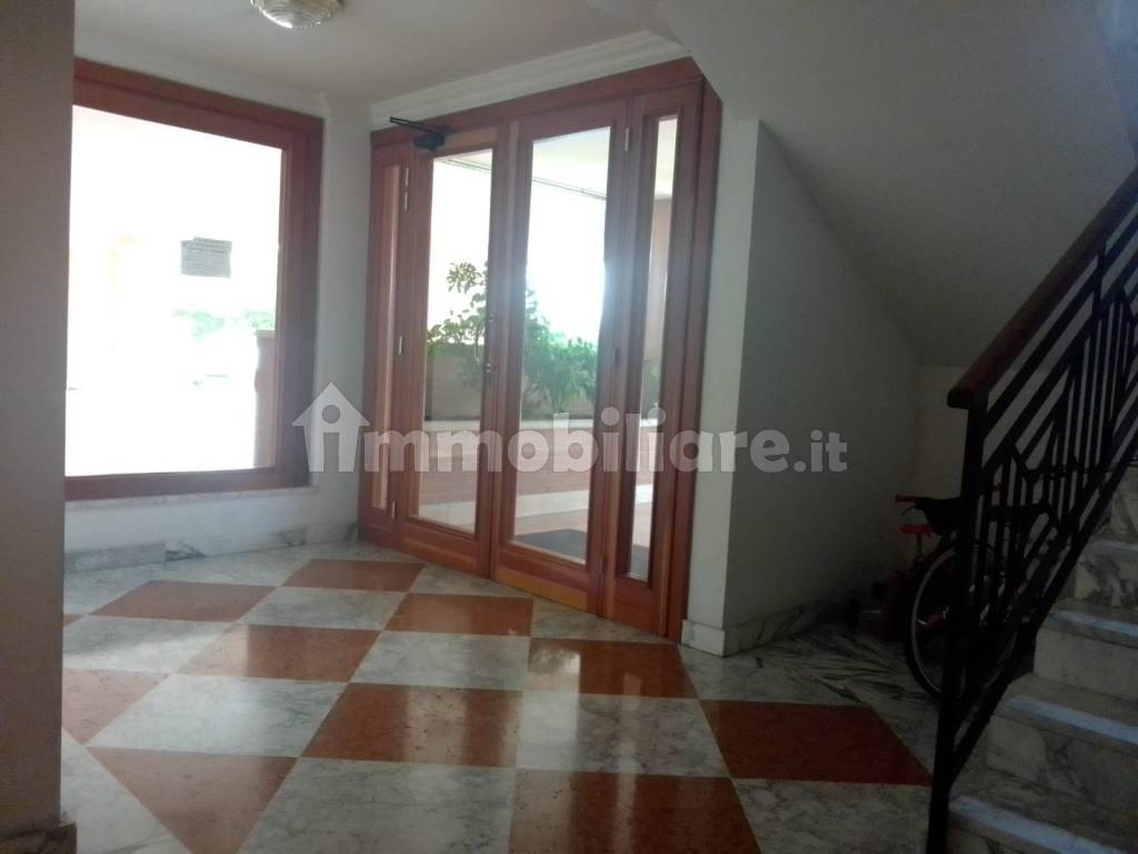 Vendita Appartamento Roma. Trilocale in via Roberto Ago 50. Buono stato ...