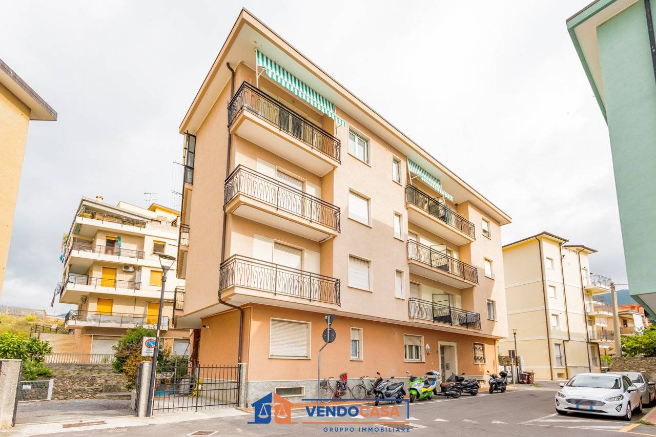 Trilocale piazza Verne 3, Spotorno