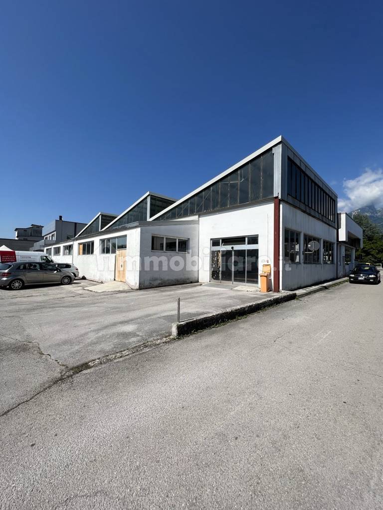 Locale commerciale in Vendita