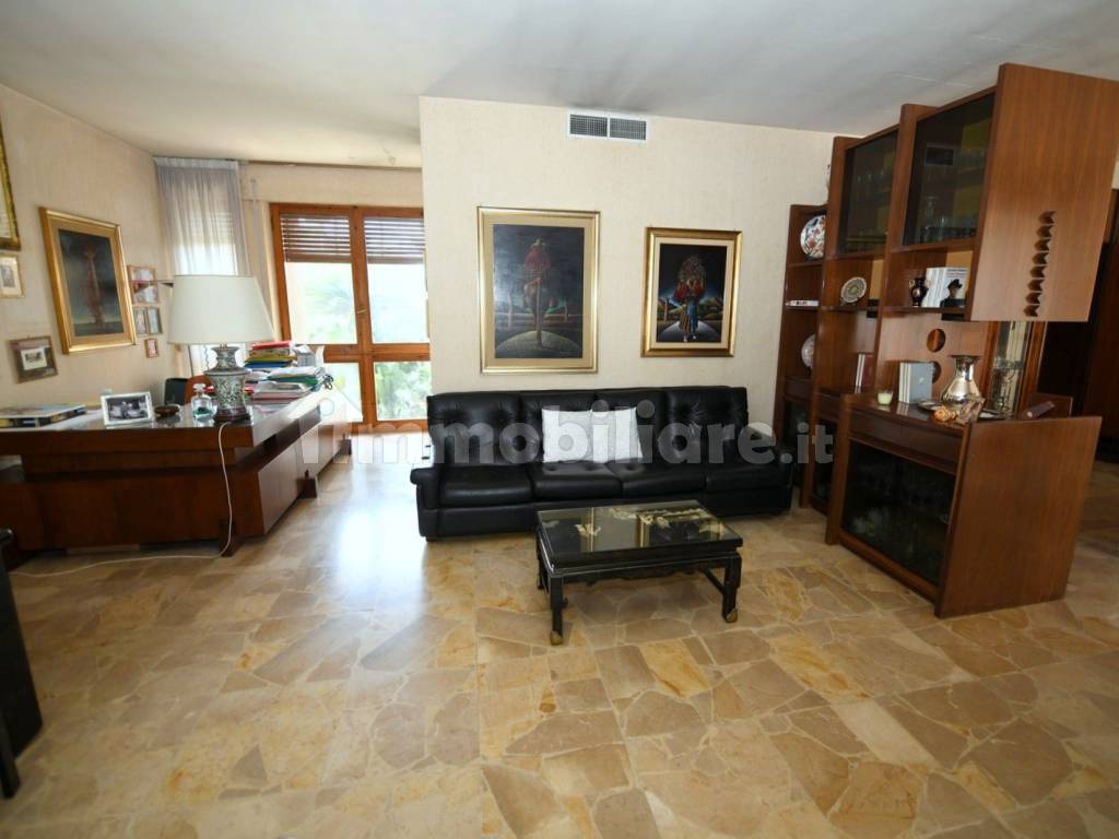 Vendita Villa unifamiliare in via Parigi Cagliari. Buono stato, posto ...