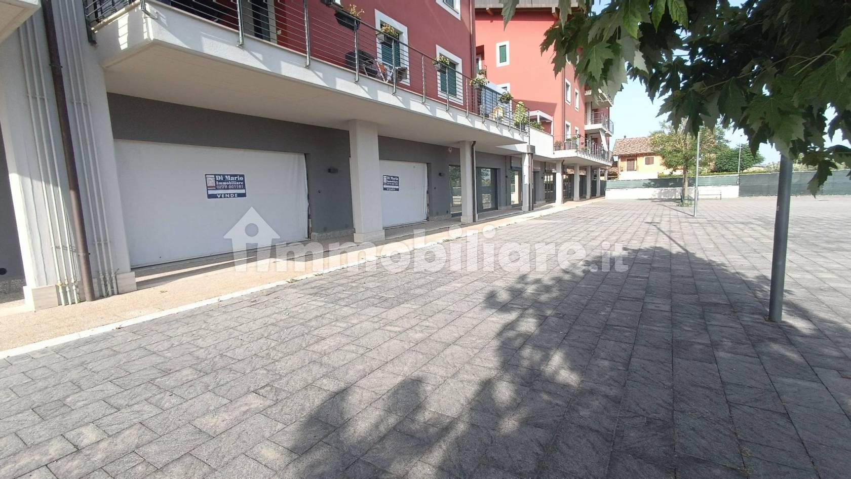 Locale commerciale in Vendita